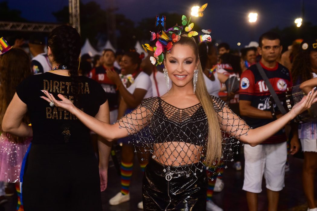Carla Diaz mostra muito samba no pé em ensaio de Carnaval