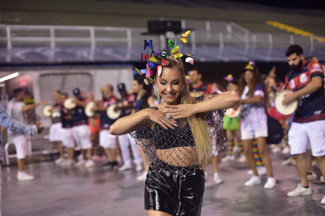 Carla Diaz mostra muito samba no pé em ensaio de Carnaval