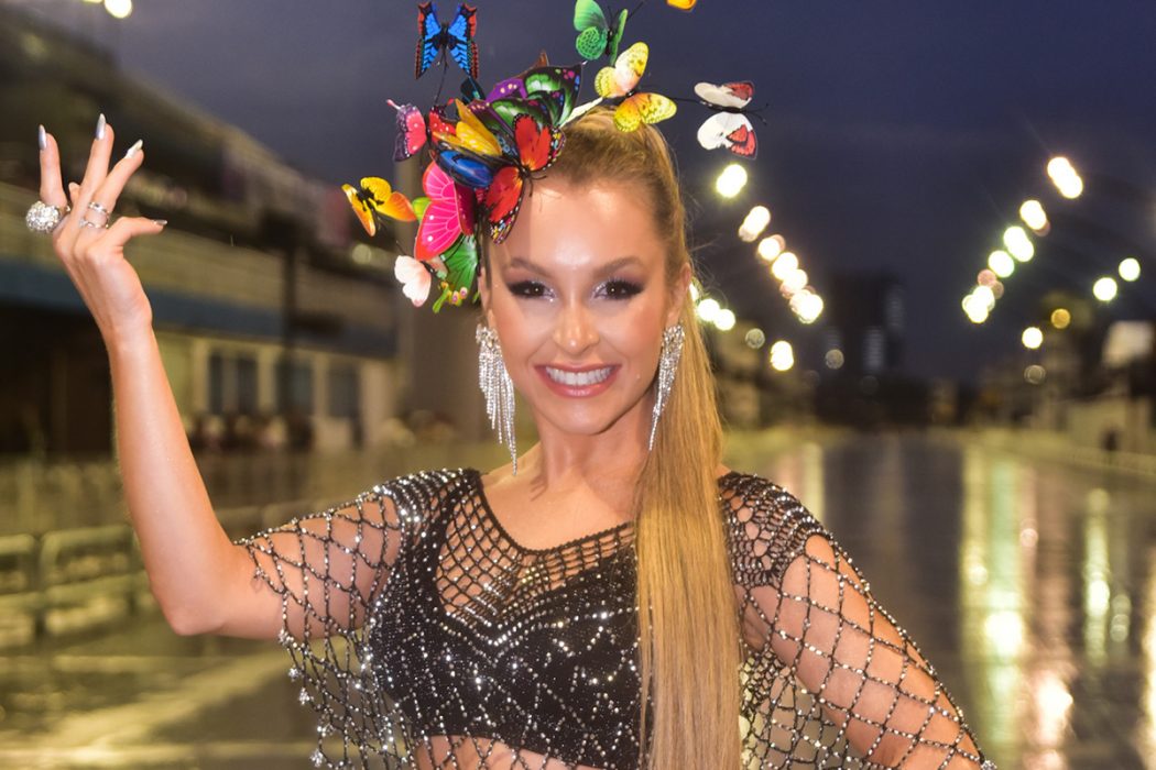 Carla Diaz mostra muito samba no pé em ensaio de Carnaval