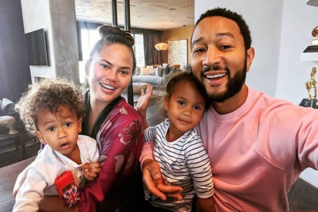 John Legend conta de forma inesperada que seu 4º filho nasceu. Confira!