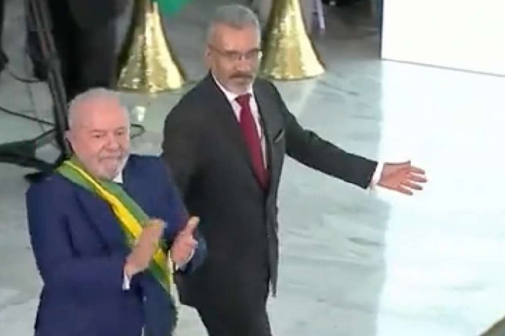 Conheça o homem de gravata roxa que roubou a cena no discurso do Lula
