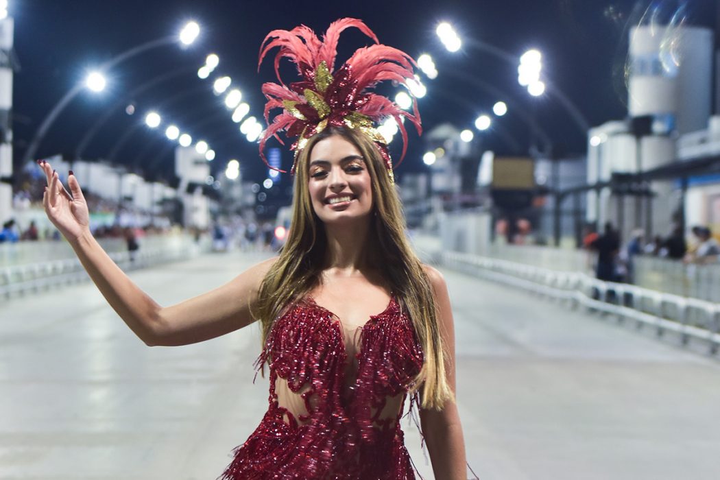 Julia Puzzuoli usa vestido vermelho e arrasa em ensaio de Carnaval