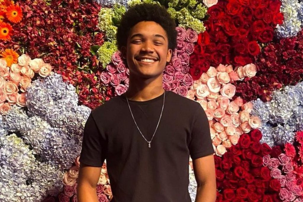 Ator que viveu Pelé em filme diz que ex-jogador 'mudou sua vida'