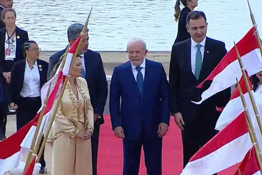 Conheça o homem de gravata roxa que roubou a cena no discurso do Lula