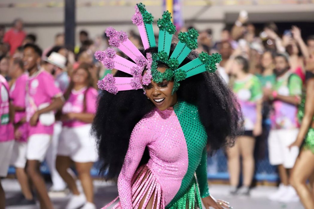 Carnaval 2023: Thelminha arrasa como musa da Mangueira na Sapucaí