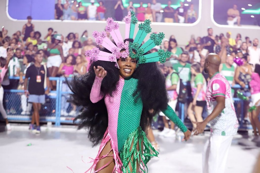 Carnaval 2023: Thelminha arrasa como musa da Mangueira na Sapucaí