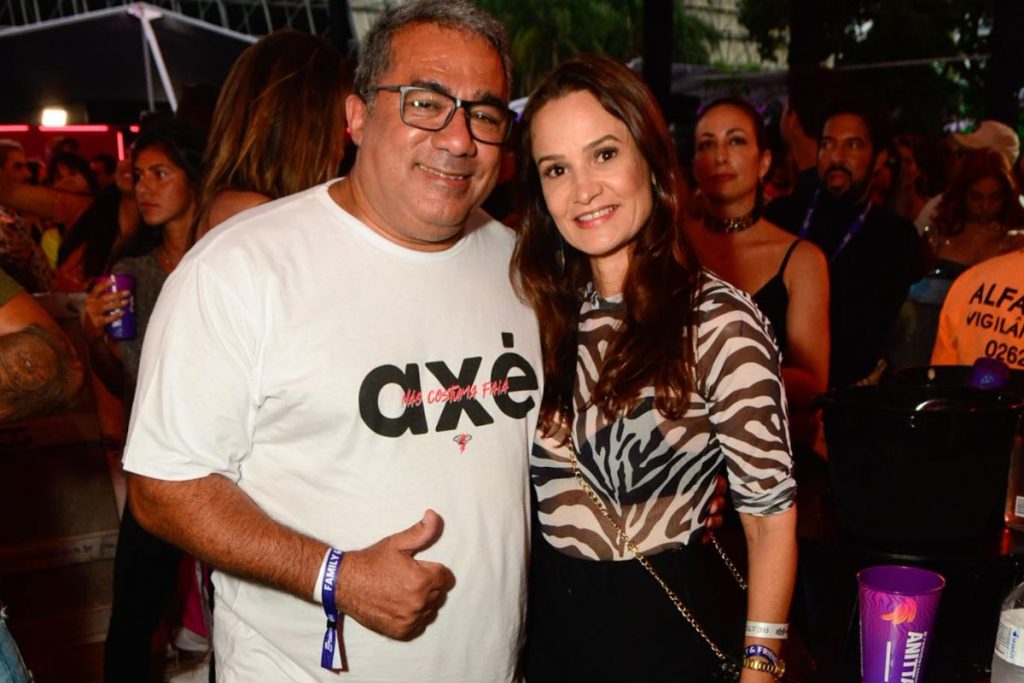 Pai de Anitta aparece com namorada pela primeira vez - OFuxico