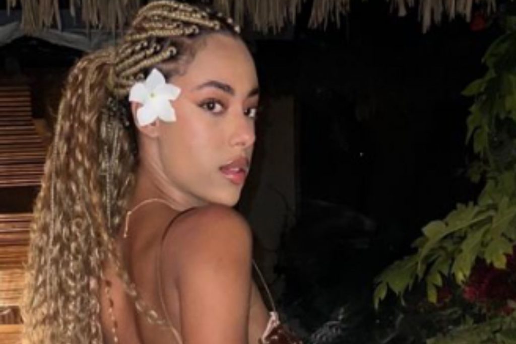 Atriz de Todas as Flores mostra corpão em clique nu