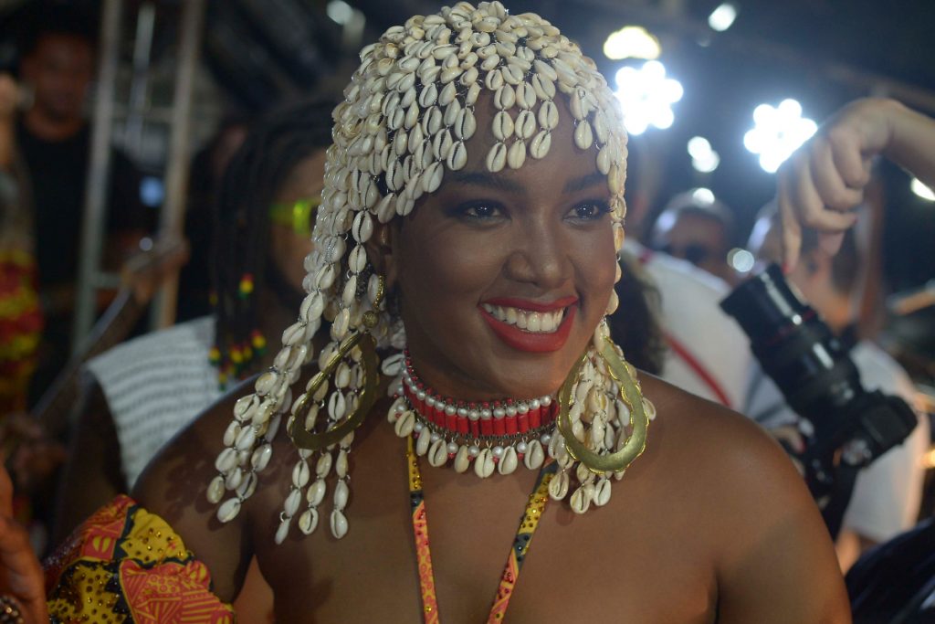 IZA surge com peruca de búzios em sua estreia no Carnaval de Salvador