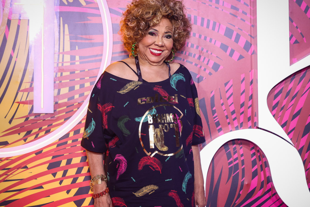 Alcione chega a Sapucaí para acompanhar 1º dia de desfiles no Rio