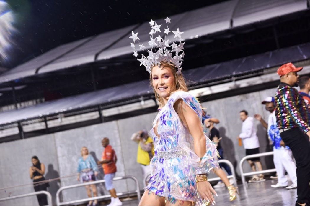 Carla Diaz aposta na cor rosa para desfilar em Bloco de Carnaval