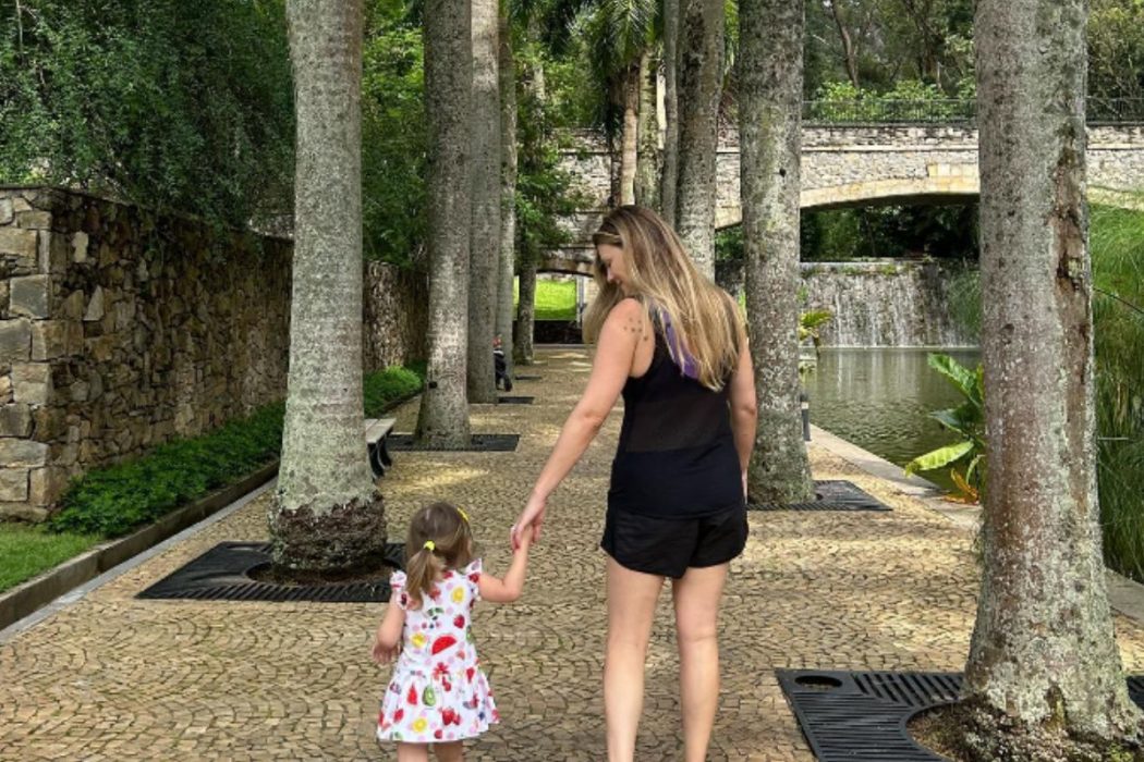 Daiana Garbin passeia na natureza com filha, Lua: 'Minha menina'
