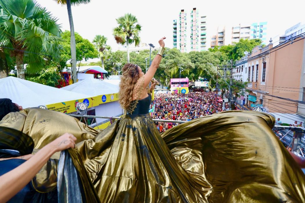 Salvador tem último dia de Carnaval com trios carregando multidões