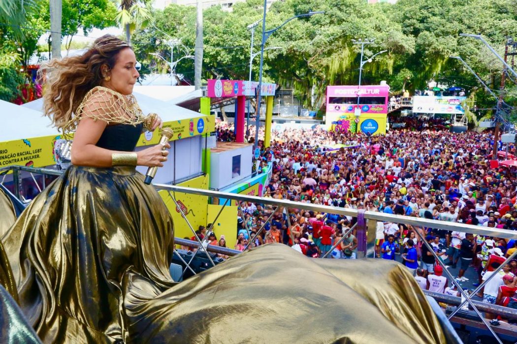 Salvador tem último dia de Carnaval com trios carregando multidões