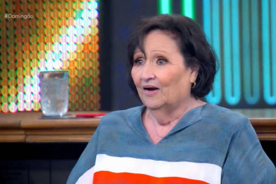 Dona Déa Lúcia recebe declaração e vai às lágrimas: ‘Me ajuda a viver’