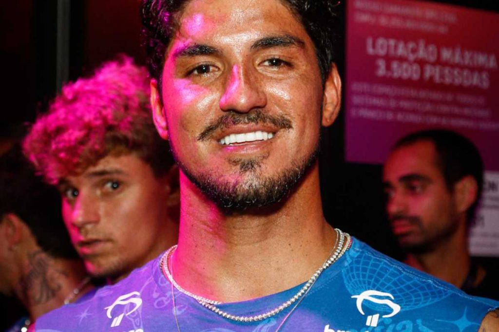 Carnaval: Gabriel Medina posa sorridente e exibe braço musculoso