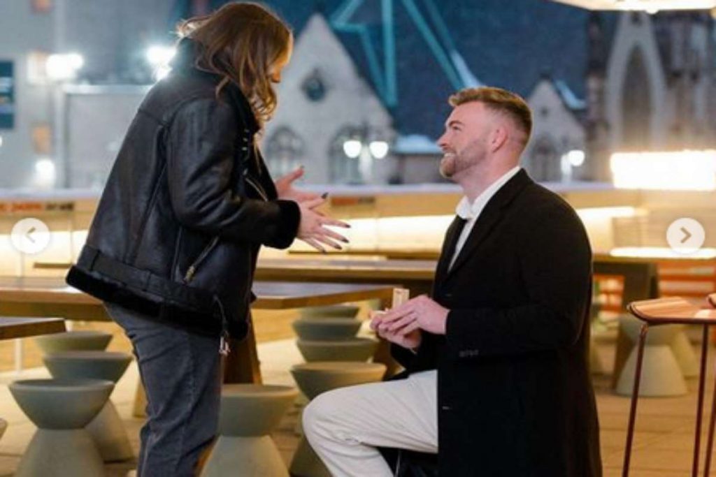 Filha de Eminem fica noiva de empresário