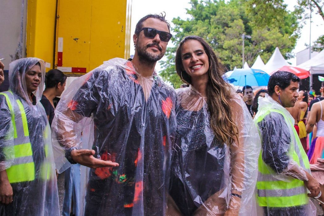 Carnaval: Joaquim Lopes e Marcella não ligam para chuva e curtem Bloco