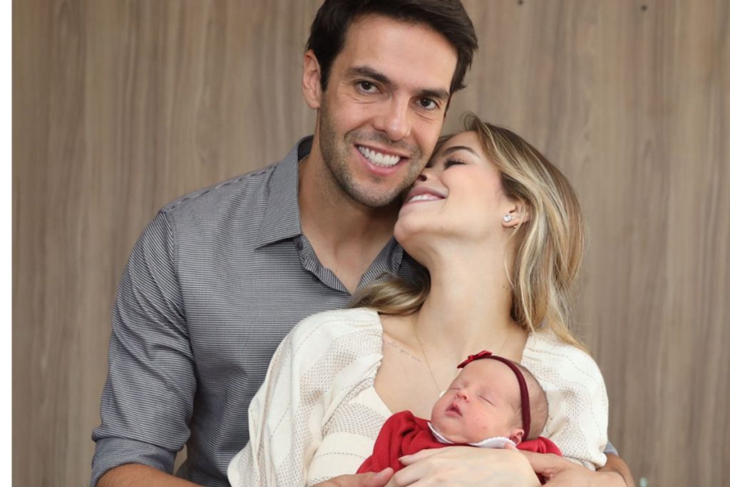 Kaká e Carol Dias deixam maternidade com a filha, Sarah. Veja!