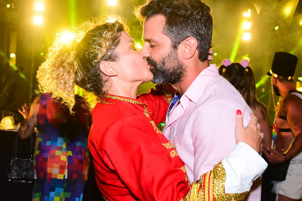 Bárbara Borges e Iran Malfitano beijam muito em aniversário de Xuxa