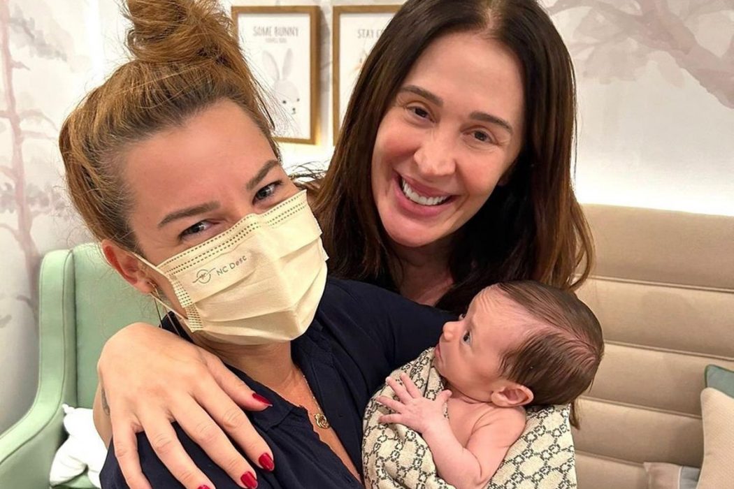 Fofura! Fernanda Souza conhece filho de Claudia Raia