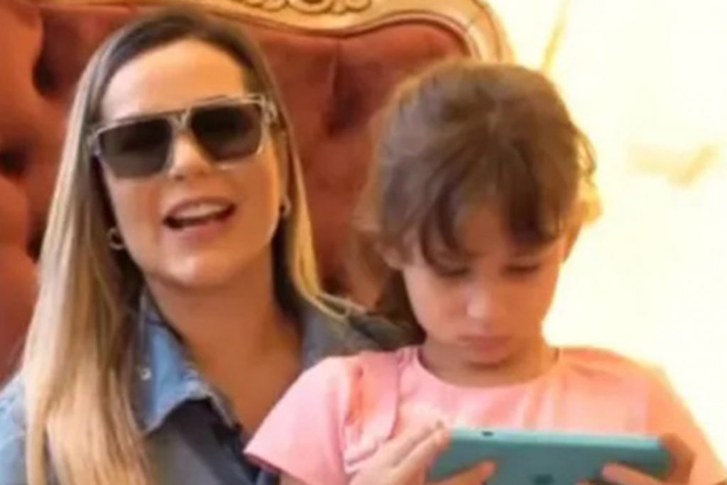 Deolane faz procedimento estético na filha de seis anos e divide opiniões