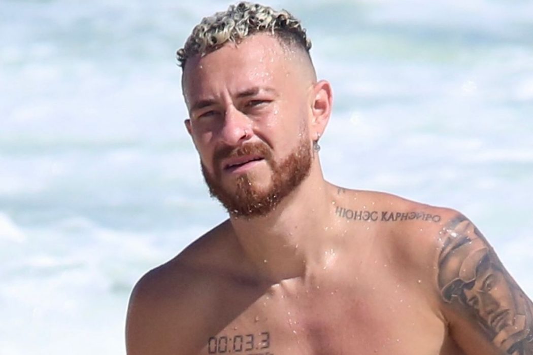 Ex-BBB Fred Bruno curte sol e praia no Rio de Janeiro, com shape sarado