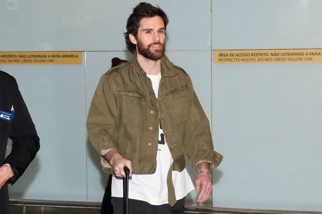 Baixista do Coldplay, Guy Berryman, chega a São Paulo para shows