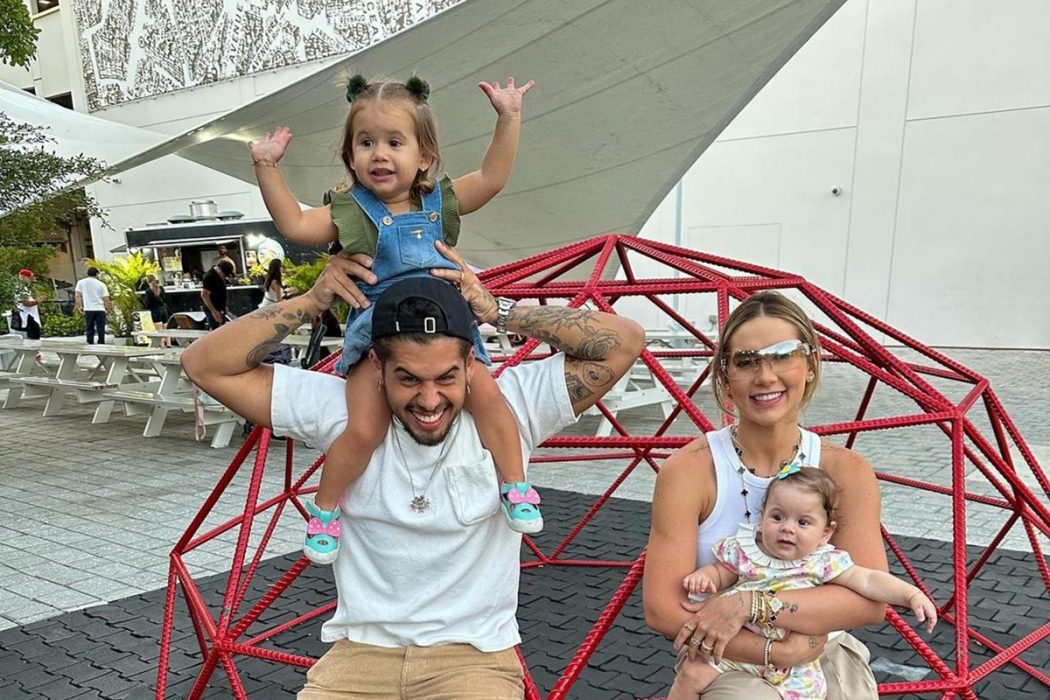 Virginia Fonseca posa com a família e exibe colar de R$ 108 mil