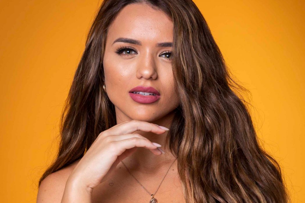 Rafa Kalimann posa nua e reflete sobre como suportar as dores da vida