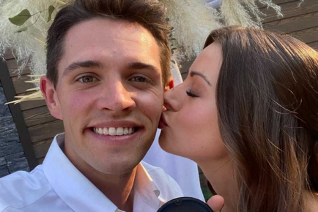 Ator de 'Riverdale' vai ser pai pela primeira vez