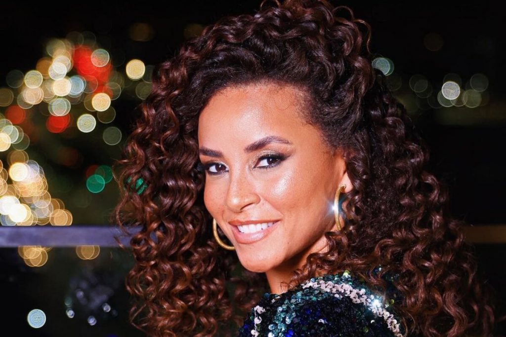 Domitila reencontra o namorado alemão e se derrete