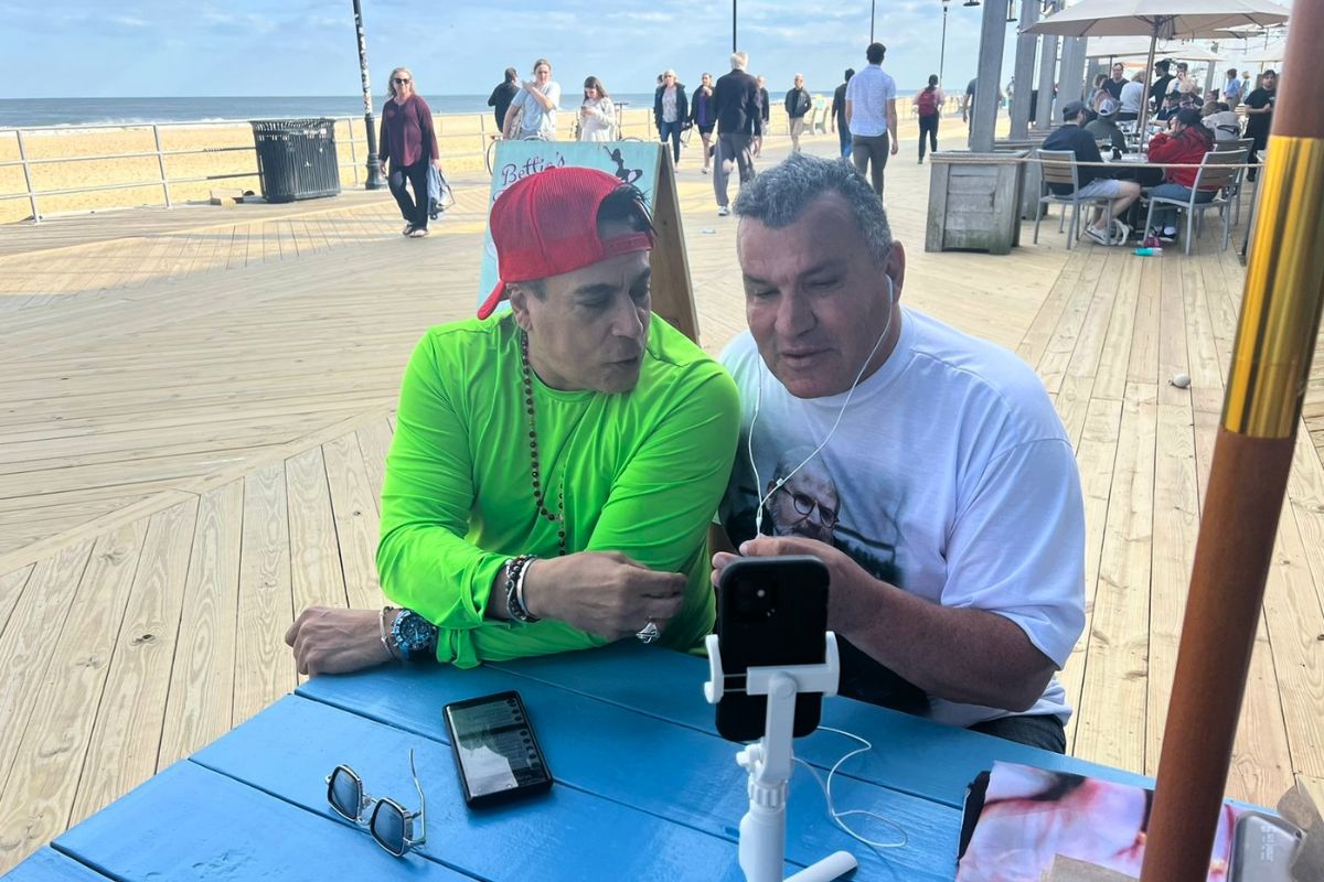 Cantor do Village People faz revelação polêmica sobre fim do grupo