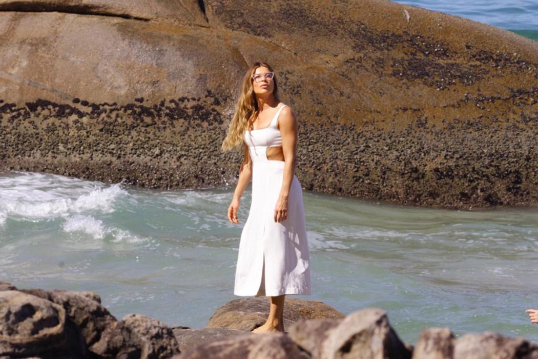 De vestido branco, Grazi Massafera grava na praia