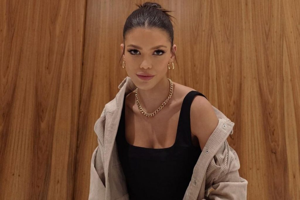 Vitoria Strada desafia Jade Picon e treina futvôlei