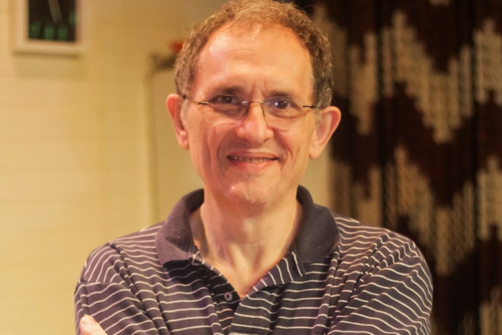 Isser Korik vive Walter Antunes na peça Bonifácio Bilhões - OFuxico