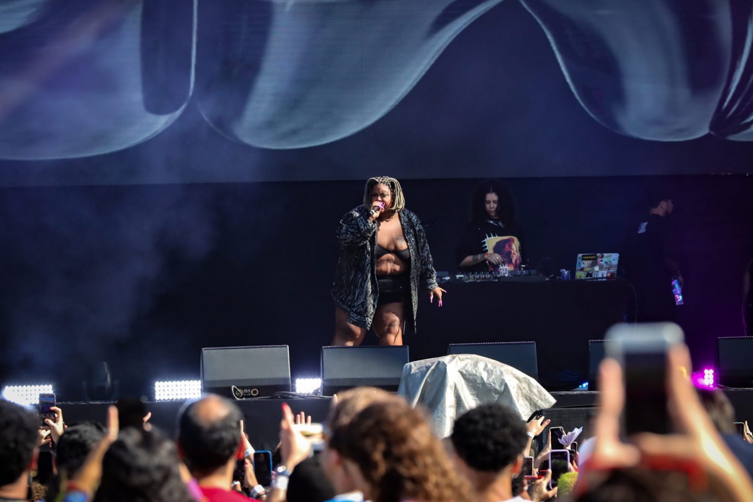 MC Carol sobe ao palco do Mita no Rio de Janeiro - OFuxico