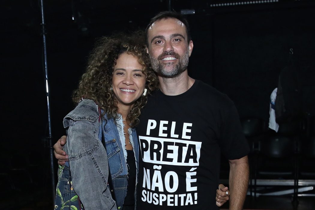 Aline Borges prestigia o marido Alex Nader no teatro