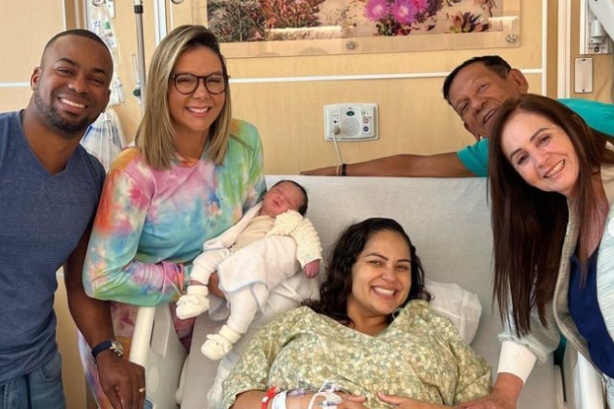 Carla Perez mostra que a família aumentou e explode o fofurômetro