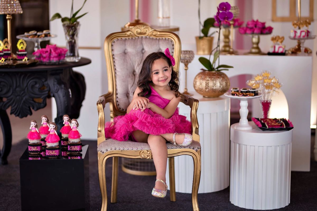 Deia Cypri e sertanejo Edson celebram aniversário de quatro anos da filha