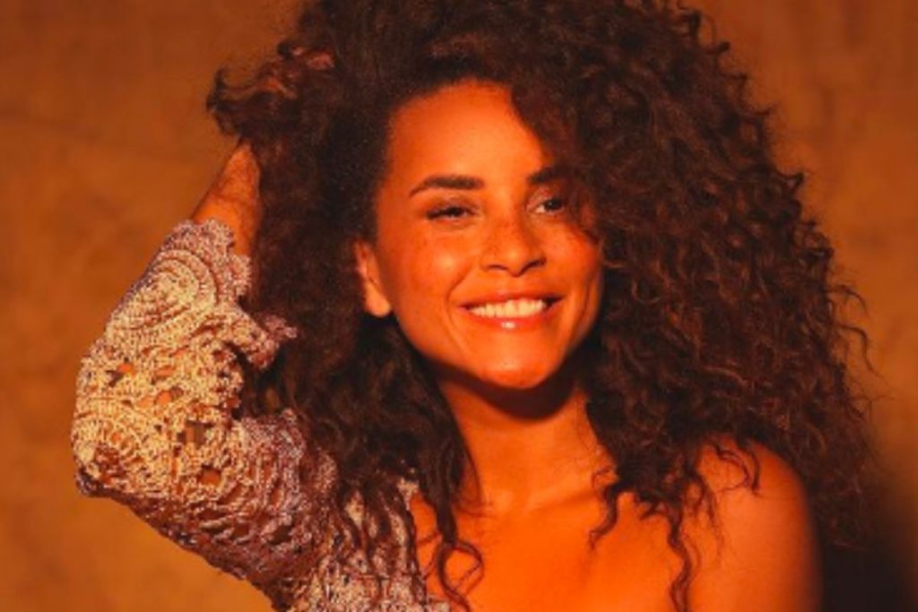 Domitila reencontra o namorado alemão e se derrete