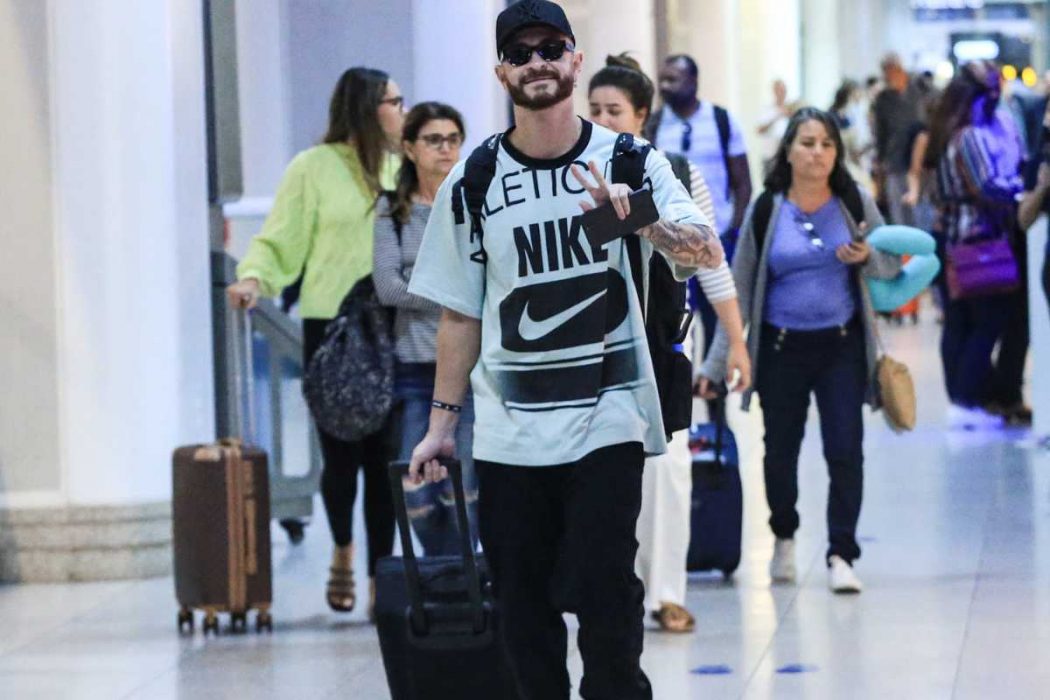 Fred é flagrado em aeroporto e fica cercado por fãs