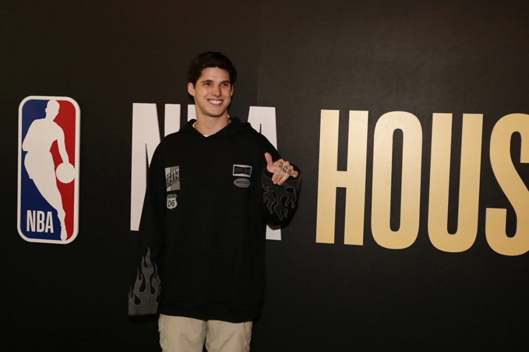 Após terminar com Fred, Larissa posa com Gabriel Fop em evento