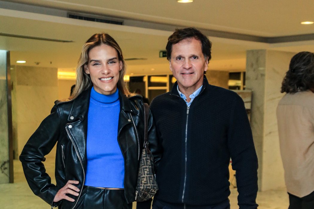 Ana Lúcia Torre estreia peça com plateia repleta de famosos