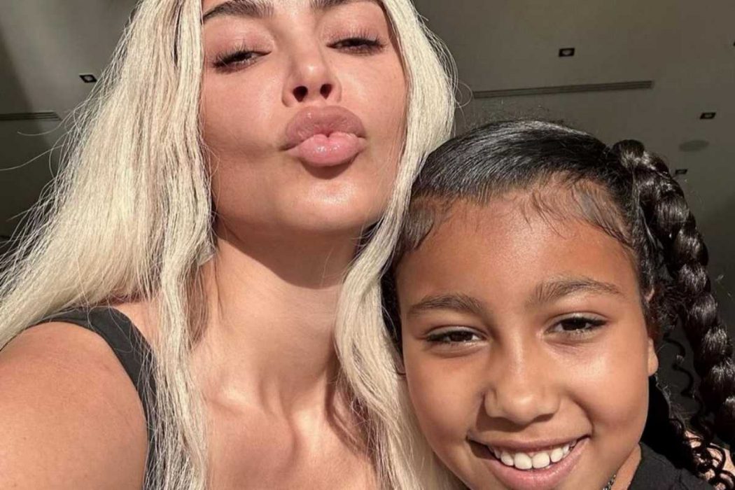 North West 'desmascara' Kim Kardashian como cozinheira