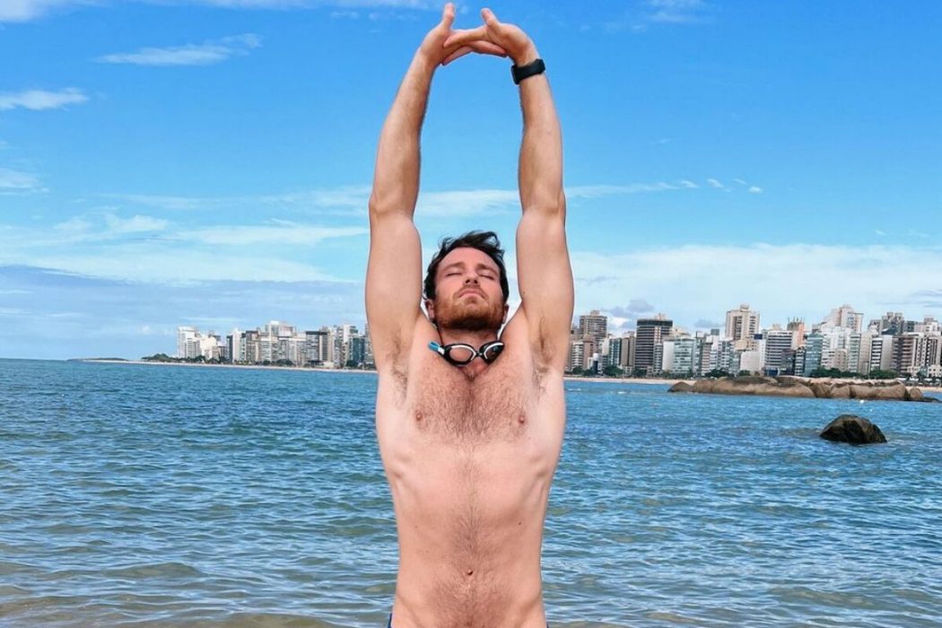 Lucas Bissoli tira o fôlego das fãs em sequência de sunga. Veja!