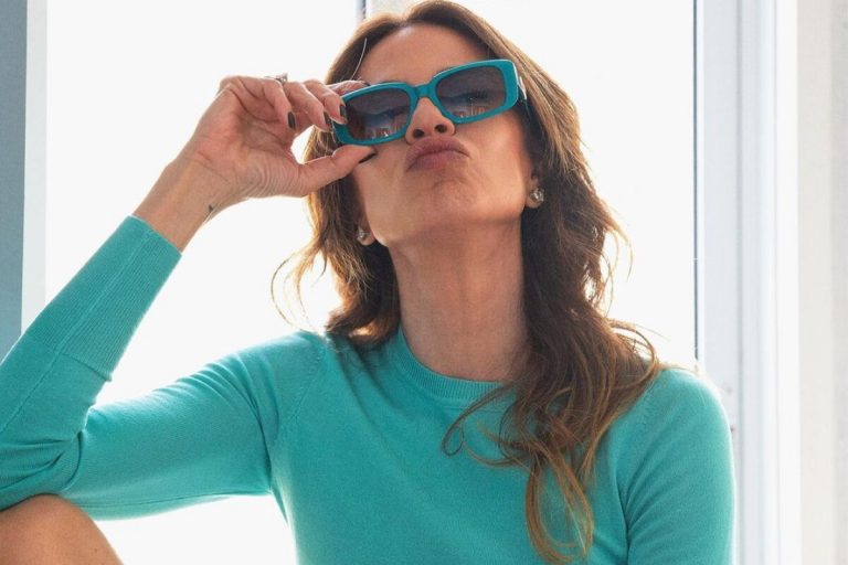 Luciana Gimenez esbanja sensualidade e ousa de camiseta molhada