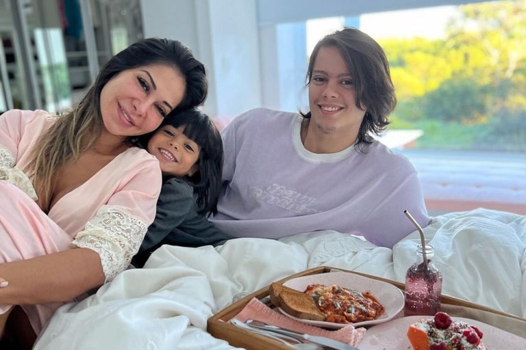 Maíra Cardi ganha surpresa de Dia das Mães do noivo e dos filhos