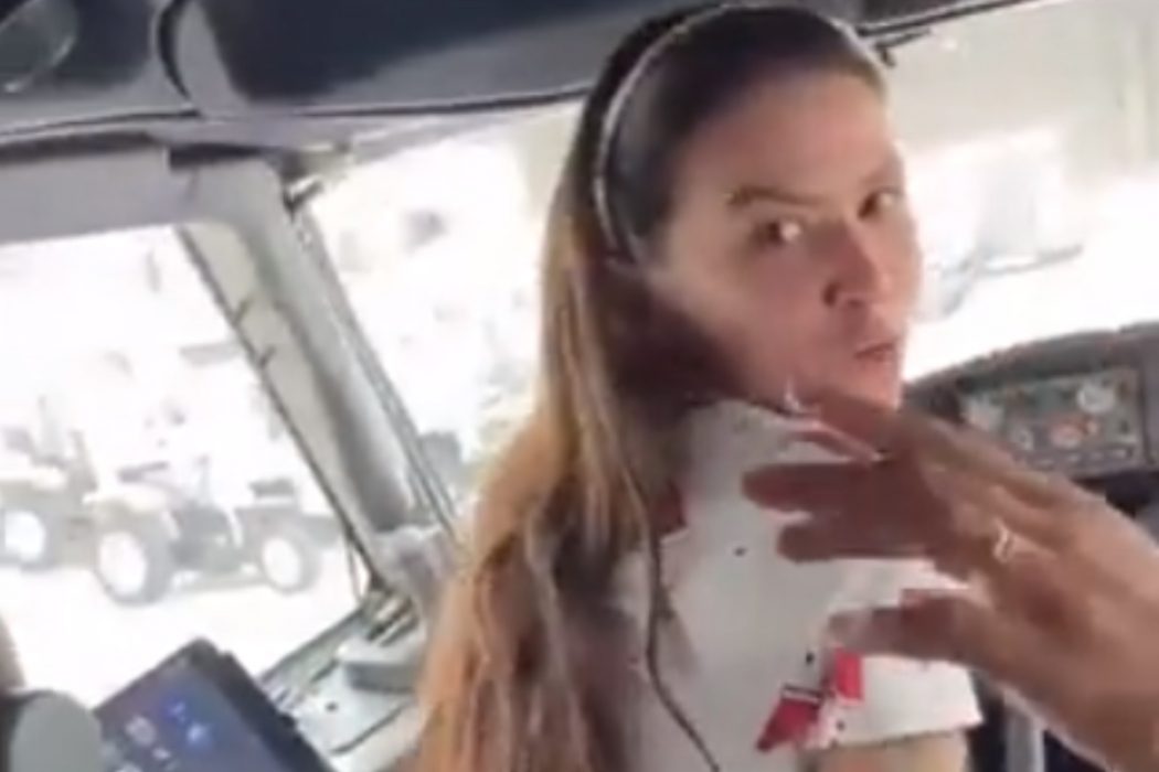 MC Pipokinha causa ao mostrar o bumbum em cabine de avião