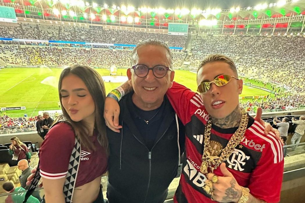 Mel Maia e Mc Daniel posam com Galvão Bueno em dia de jogo